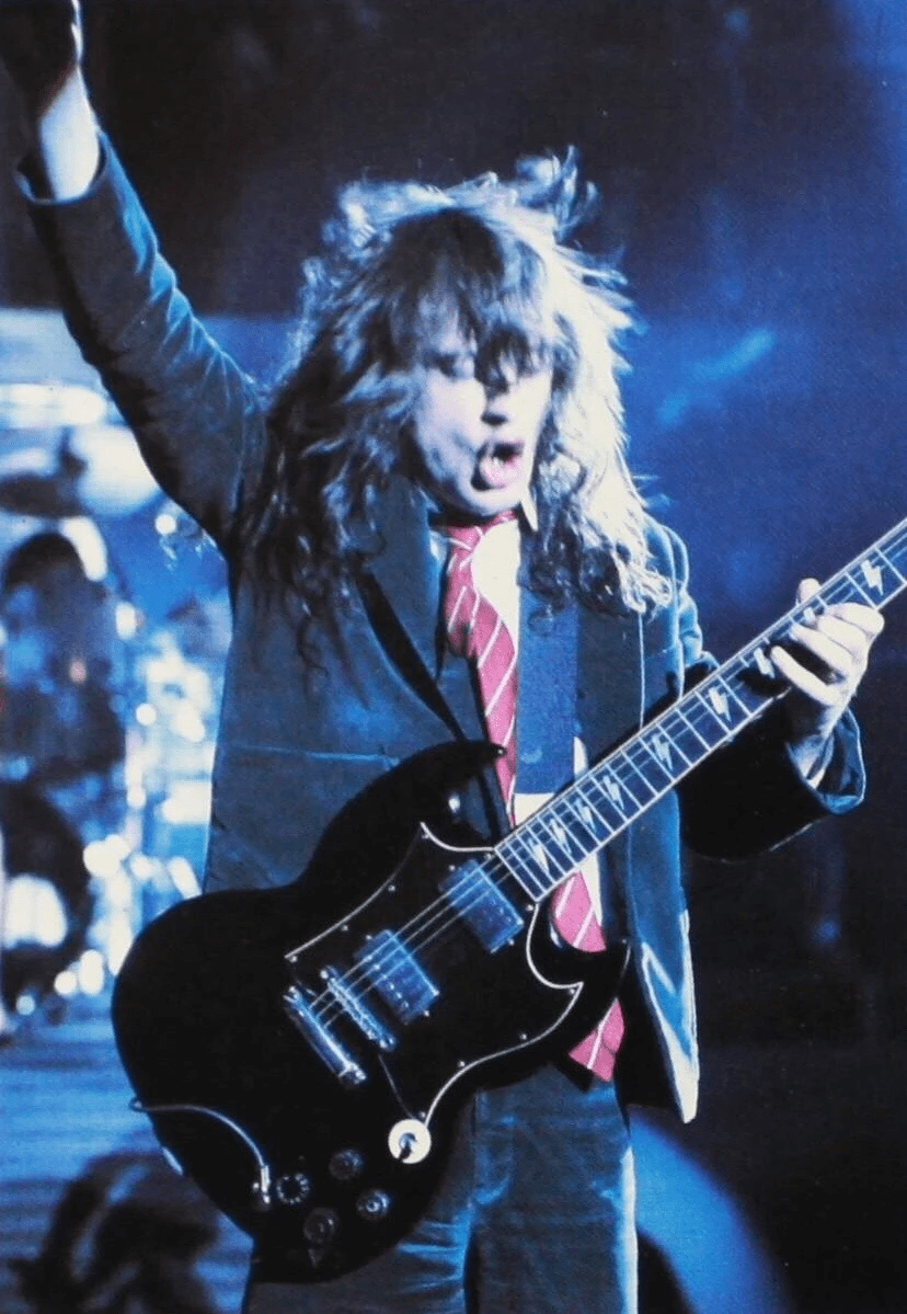 Angus Young и Gibson SG: История Верности Легендарной Гитаре
